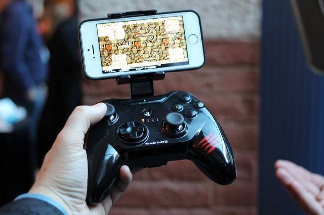 How to Use a Physical Game Controller with an iPhone, iPad, or Android ...