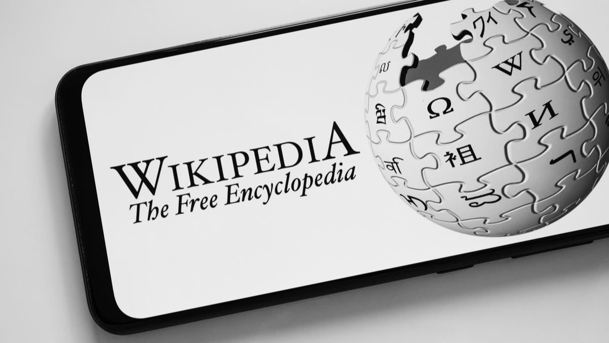How to Download Wikipedia for Offline, At-Your-Fingertips Reading