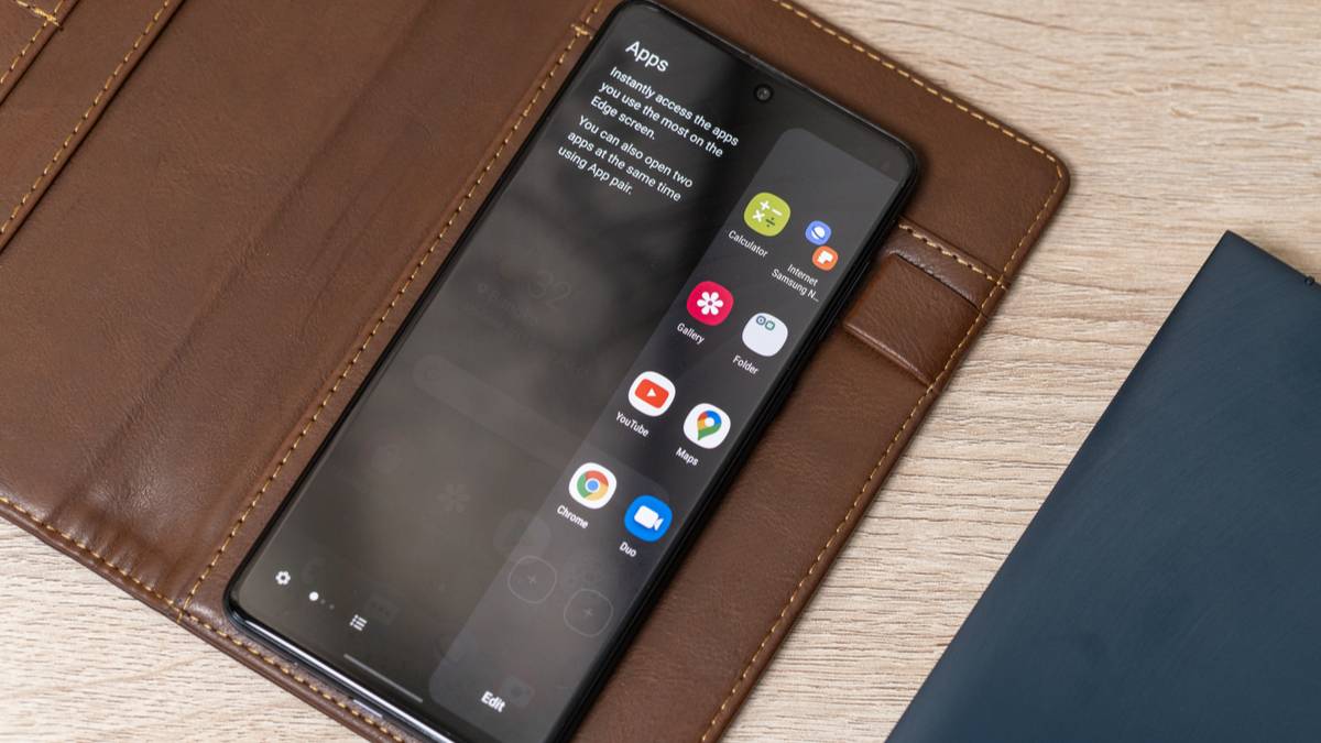 How (and Why) to Use Samsung Edge Panels on a Galaxy Phone