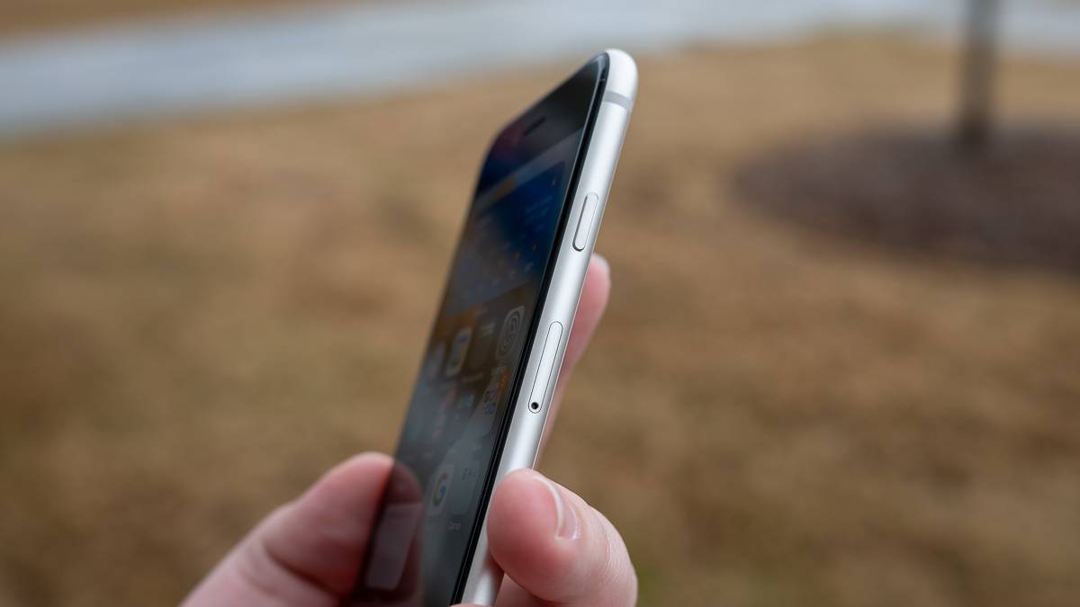 Smartphones Need More Physical Buttons