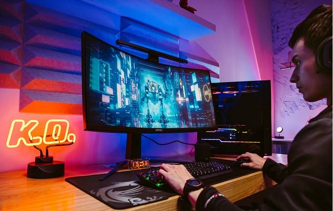 What Is a 1000R Curved Monitor?