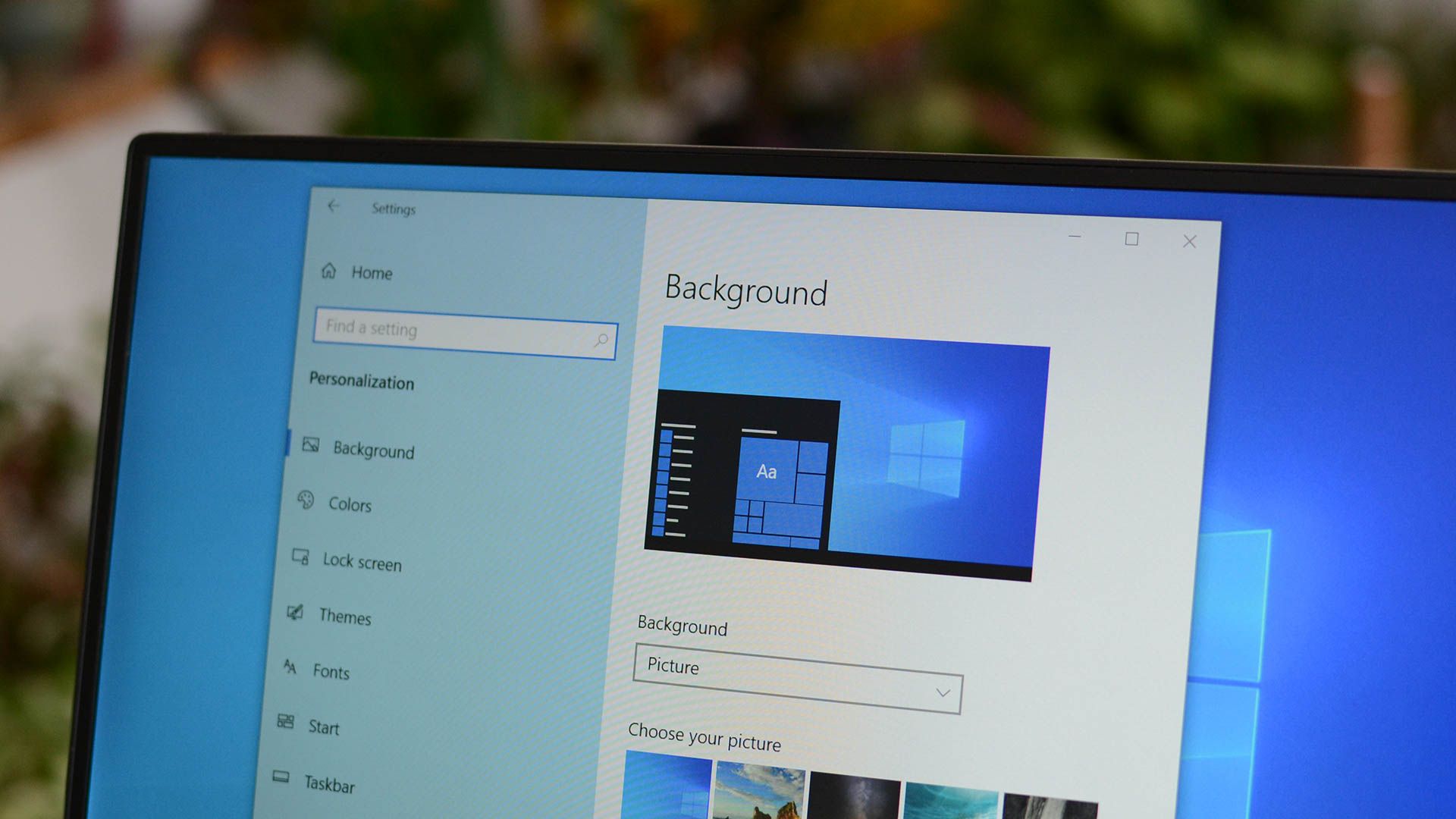 How to Change the Login Screen Background on Windows 10