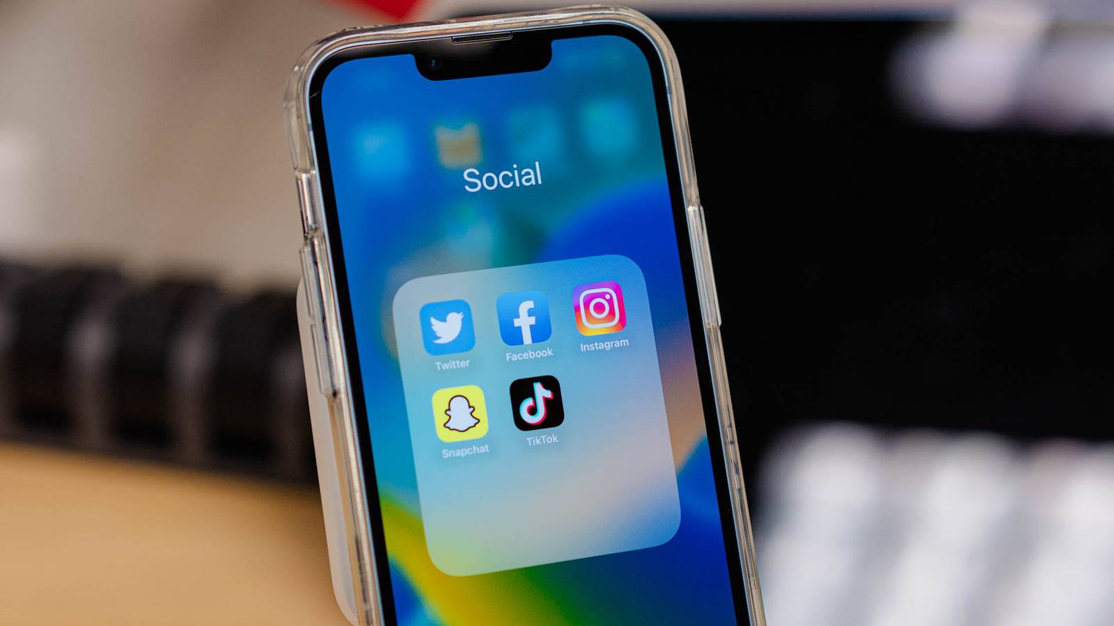 You Should Be Using More Home Screen Folders