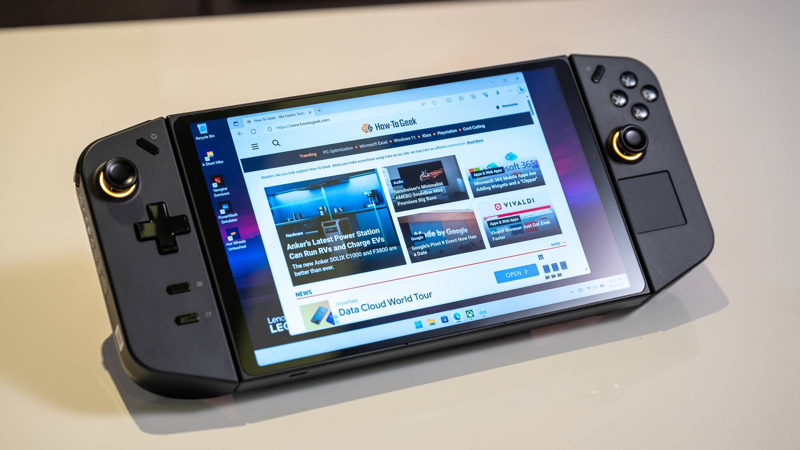Lenovo's First PC Gaming Handheld Mimics the Nintendo Switch