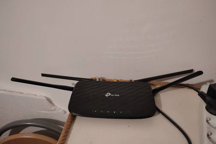 Does Angling Router Antennas Improve Your Wi-Fi?