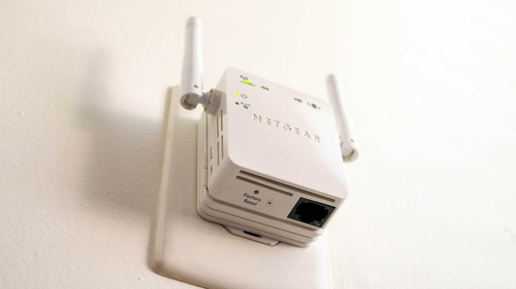 Wi-Fi Extender vs. Mesh Network: What's the Difference?