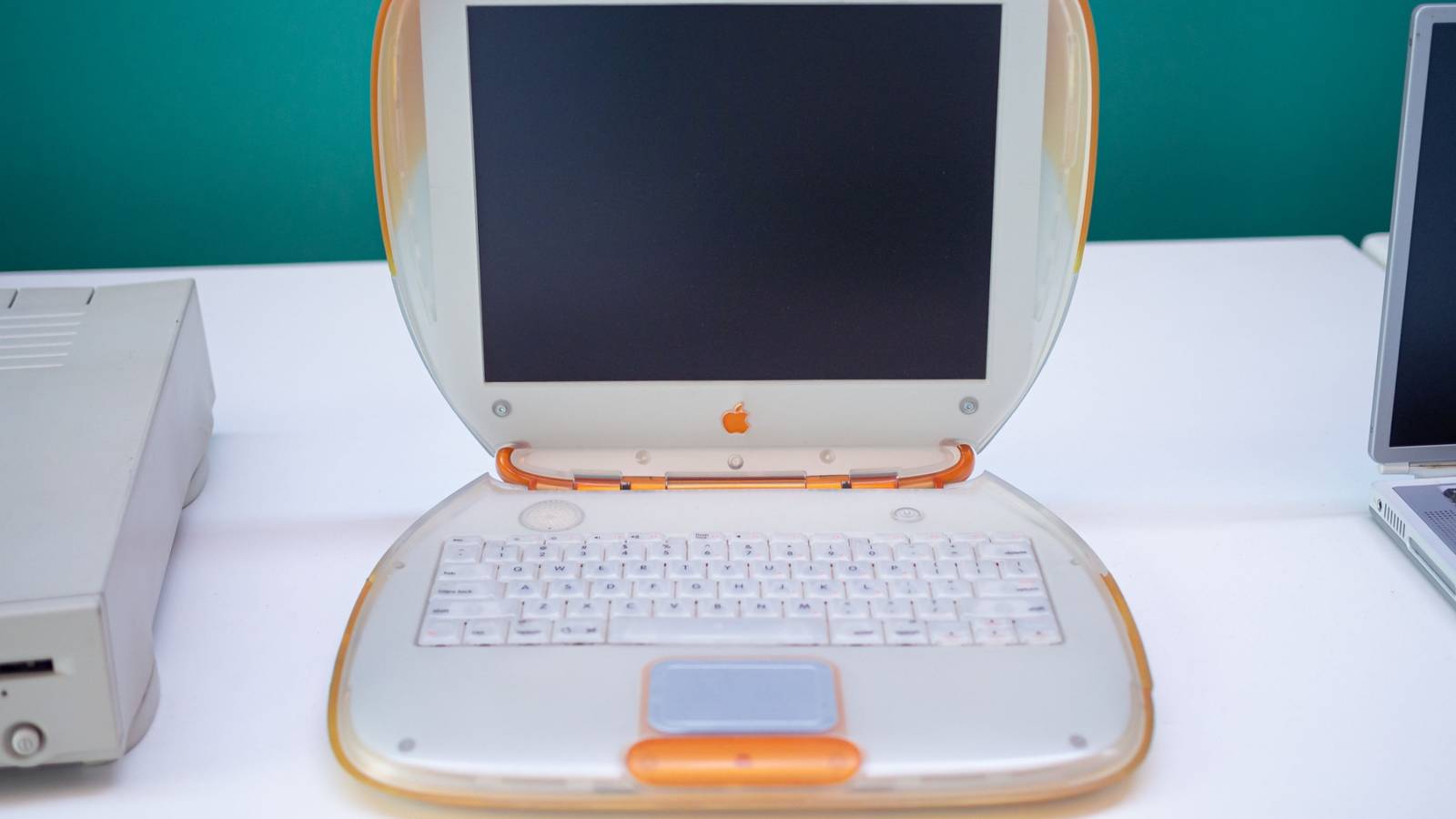 This 90s Apple iBook Has Modern USB-C Power