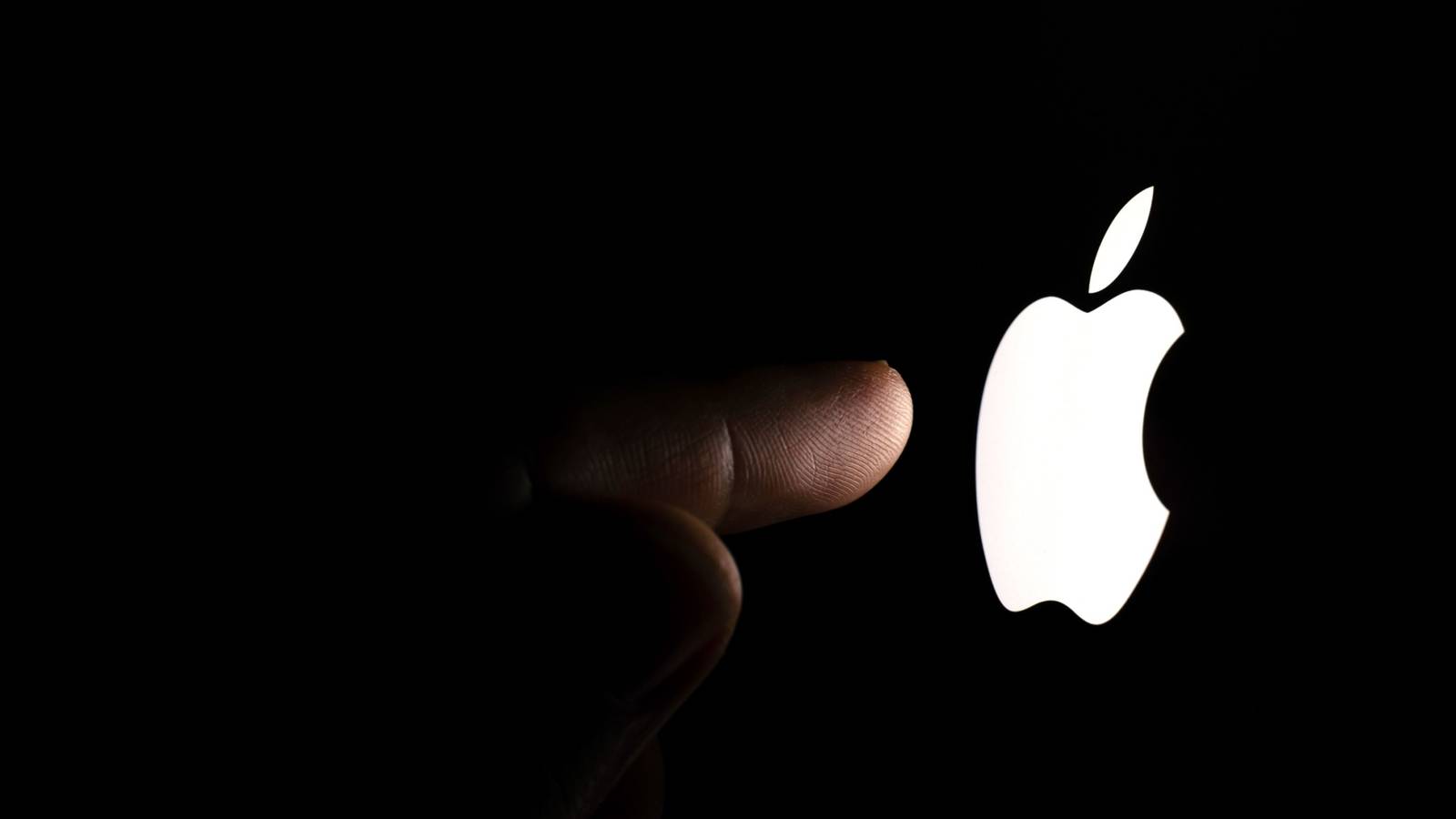 Why I Want Apple to Bring Back The Glowing Logo (We Have the Technology)