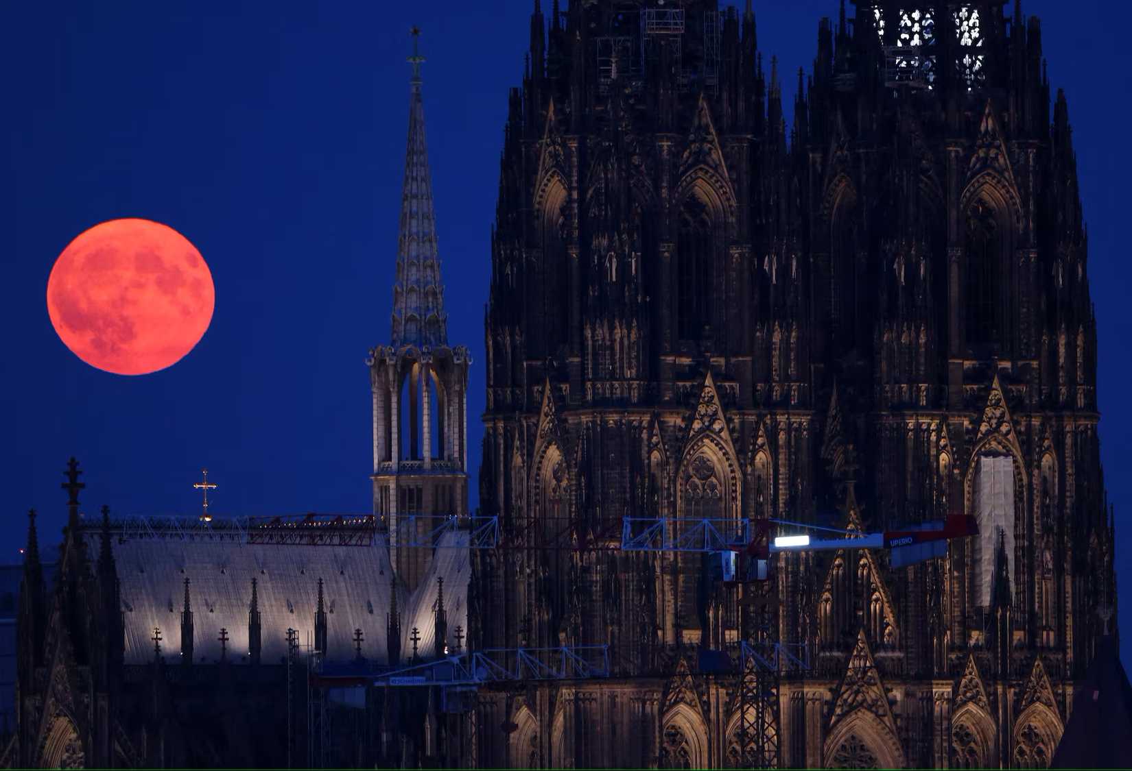 Supermoon, Supplies for the Stranded, and SpaceX Showoff: This Week in ...