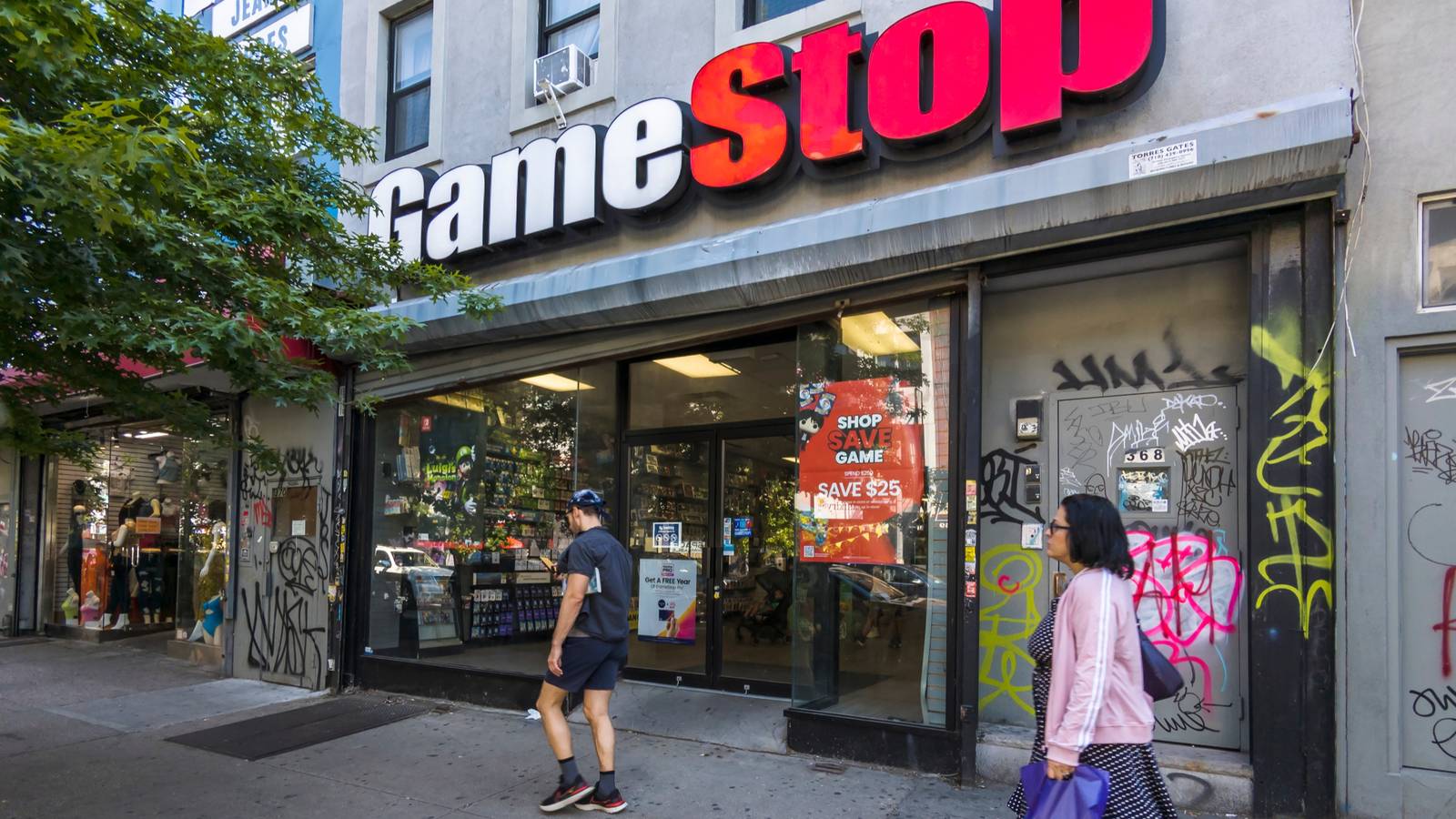 Some GameStops Will Soon Sell Retro Games and That's a Good Thing