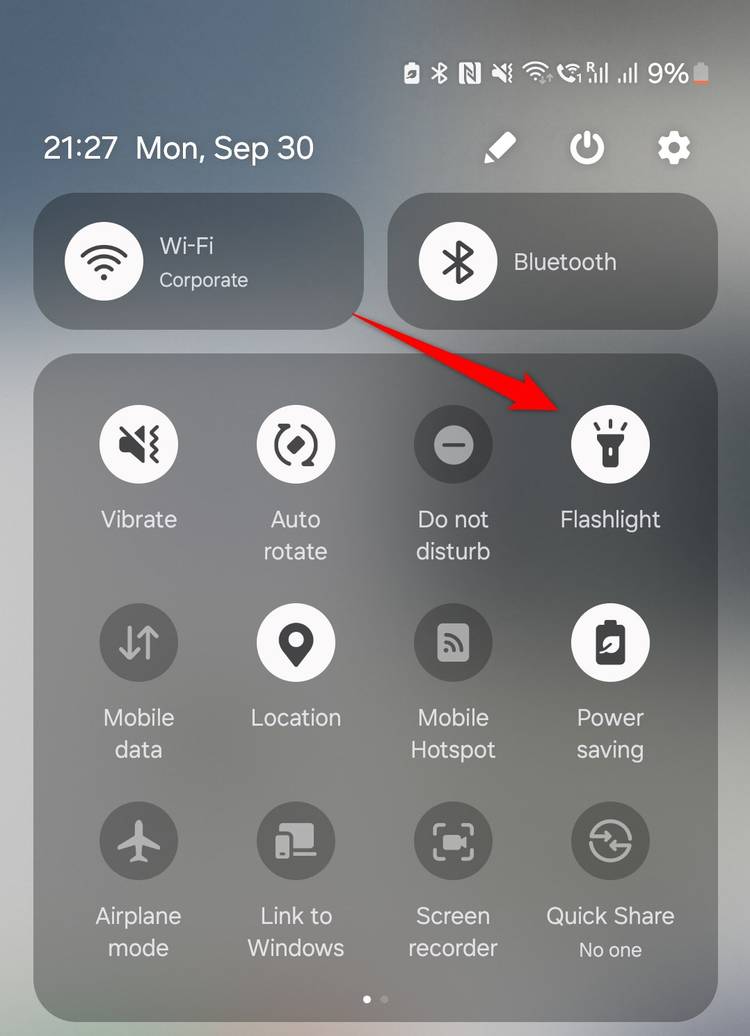How to Turn On the Flashlight on Android