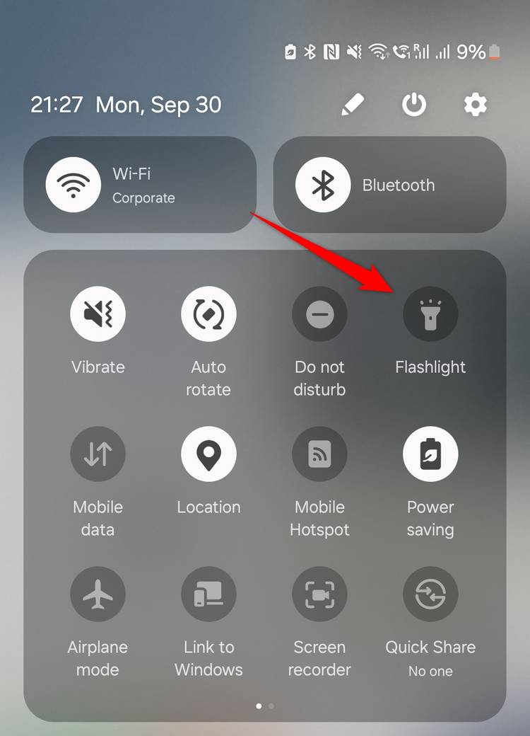 How to Turn On the Flashlight on Android