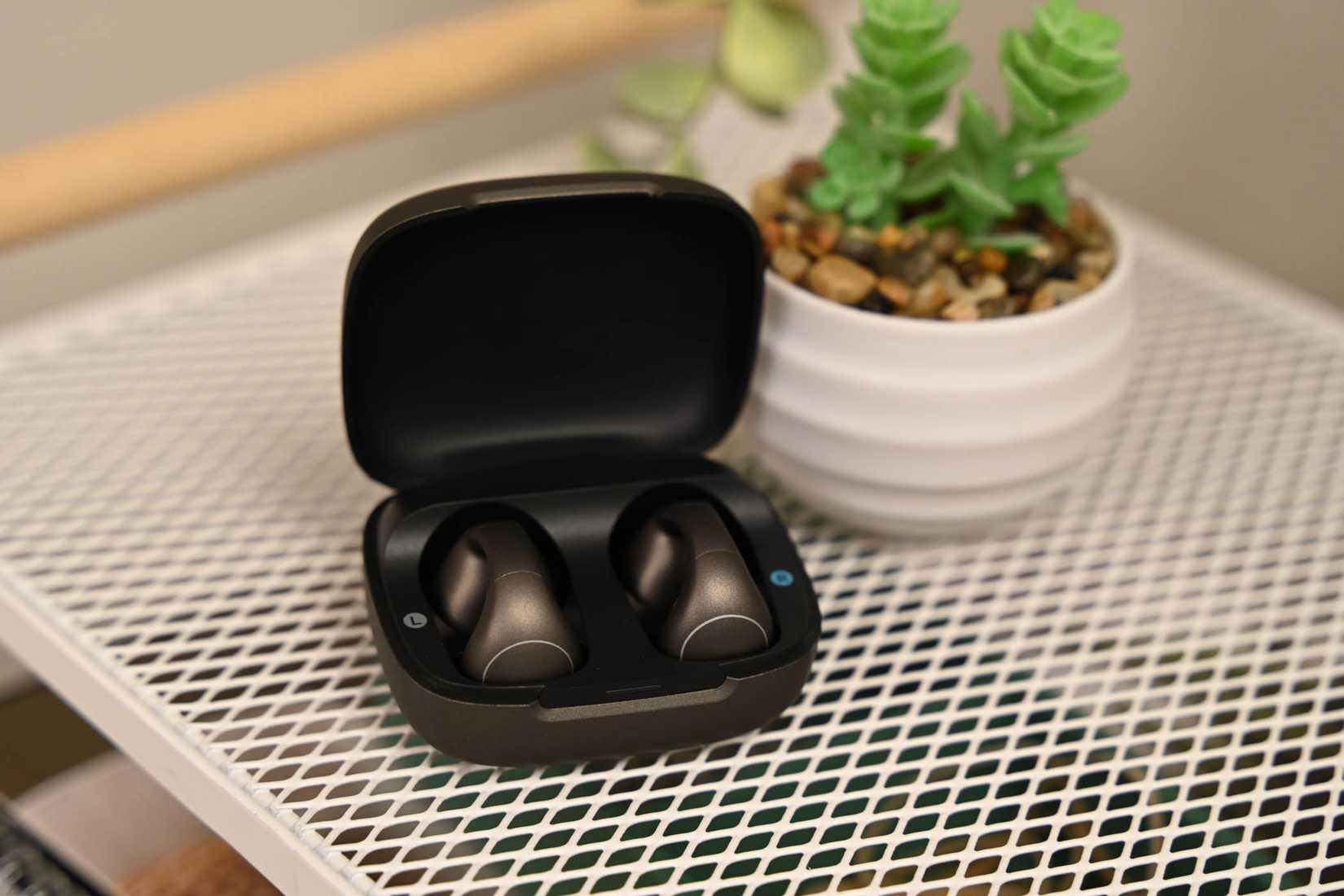 Soundcore C40i Review: No Frills, but Great Clip-On Earbuds