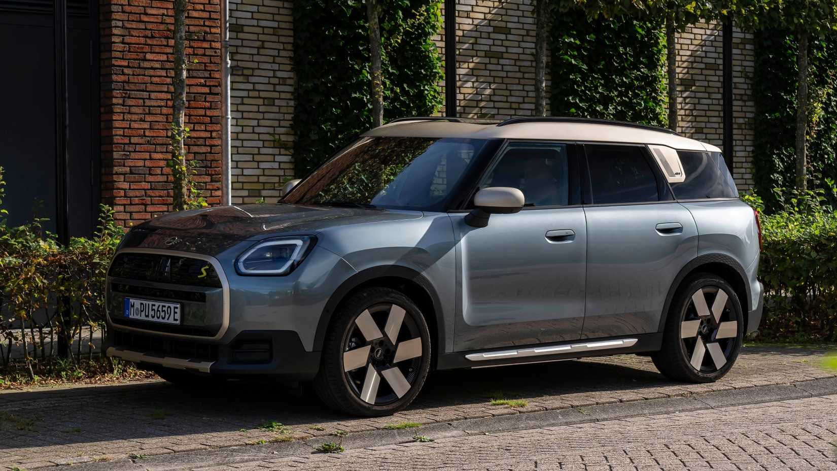 10 Small Crossovers With Spacious Interiors and Low Running Costs