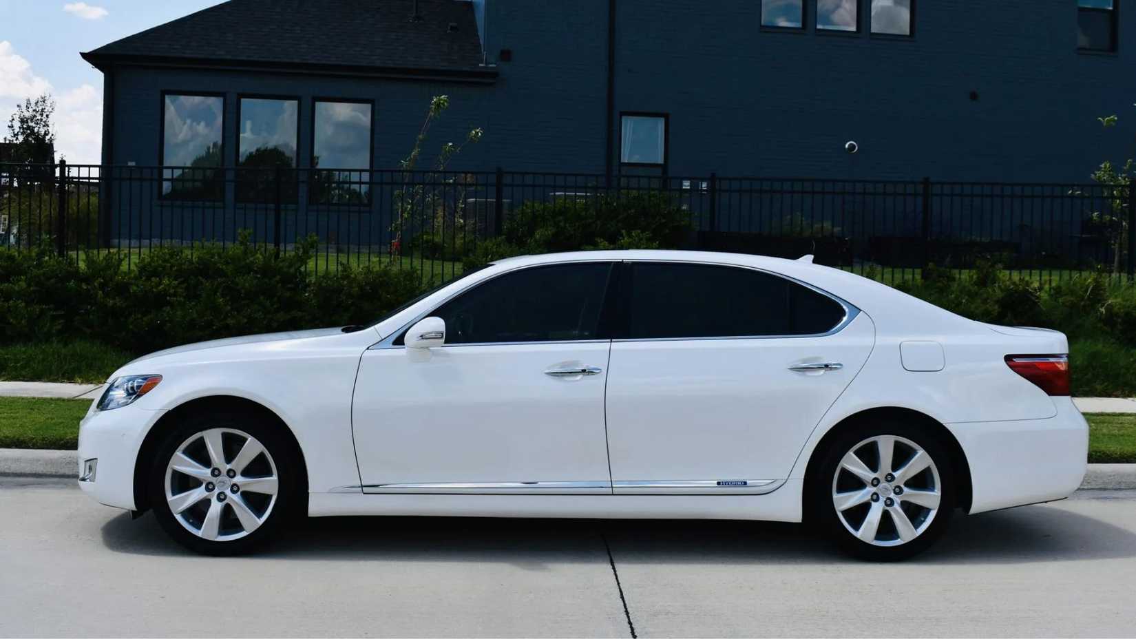 This $20K Used Lexus Hybrid Is a Smarter Buy Than Anything New