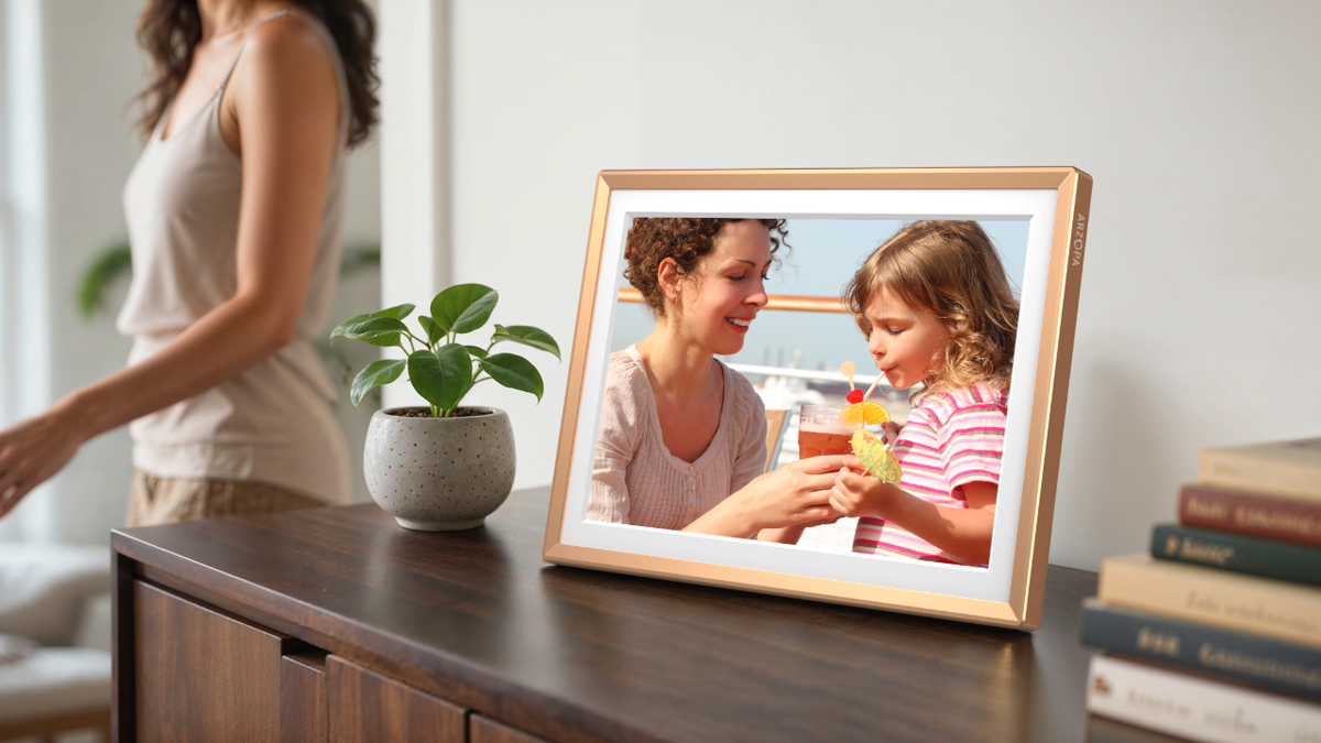 The Arzopa D14 Gold digital photo frame is the ultimate way to gift ...