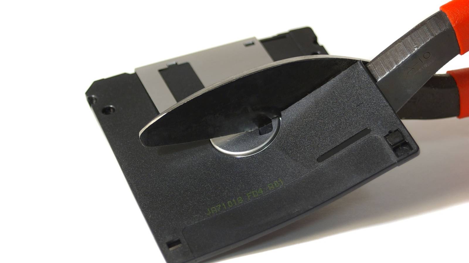 Floppy disk hack: How a pair of scissors doubled your storage in 1992