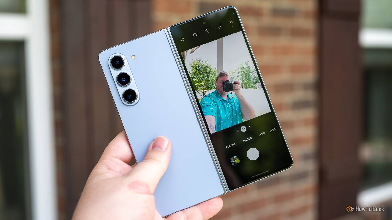 How to Take Perfect Selfies with Gestures and Voice Commands on Samsung ...