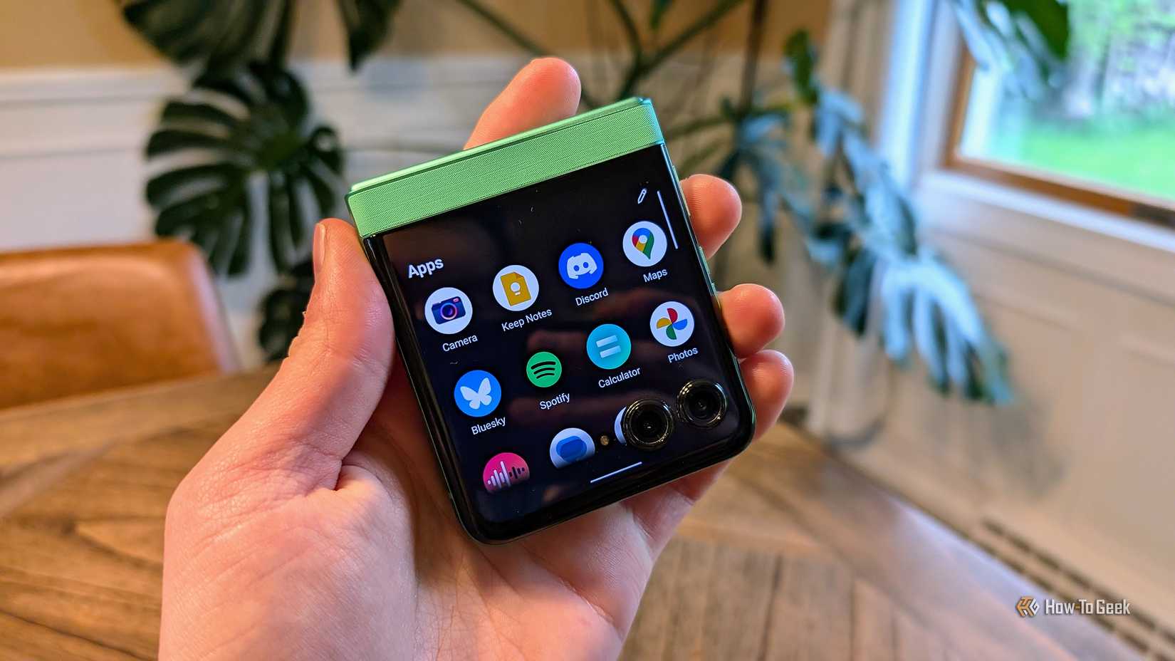 Moto Razr 2025 Review: Easy on the Eyes and Wallet