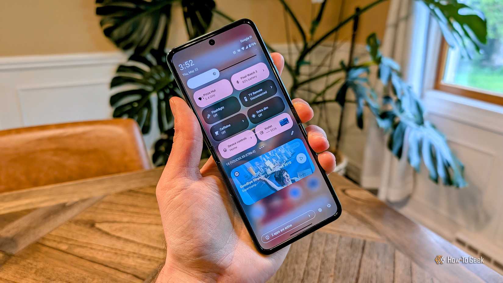 Moto Razr 2025 Review: Easy on the Eyes and Wallet
